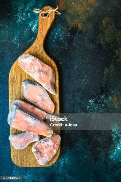핑크 연어 냉동 생선 해산물 얼음 빠른 동결 메뉴 개념 서빙 크기 텍스트 유기농 건강 식단 페세타리안을 위한 식품 배경 상단 뷰 복사 공간 건강한 식생활에 대한 스톡 사진