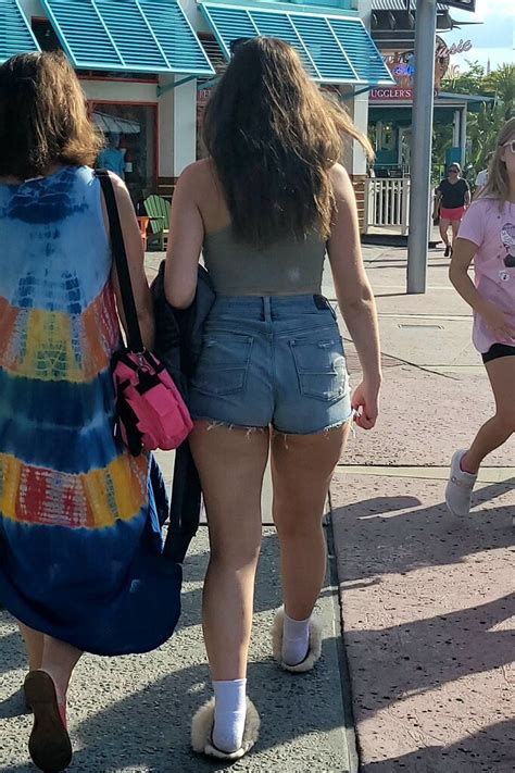 Pawg In Short Jean Shorts At A Theme Park Tight Jeans Forum