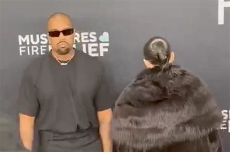 عکس و فیلم لخت شدن زن کانیه وست در مراسم گرمی