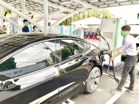 台灣中油正式跨足電動車充電相關領域 首座自建自營電動車快速充電站於竹市啟動