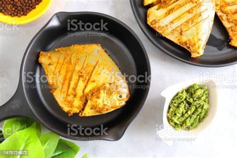 신선한 절인 Pomfret 생선 또는 버터 생선을 청소하고 향신료와 함께 튀길 준비가되었습니다 복사 공간이 있는 재료 및 레시피
