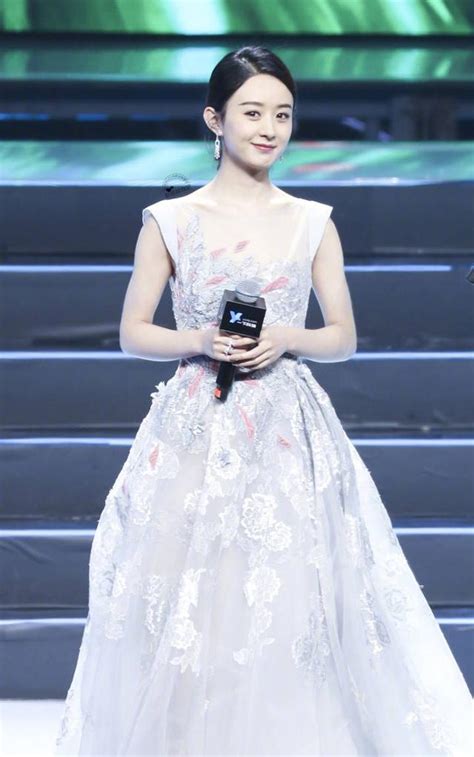 趙麗穎舞台抓拍，身著白色禮服款款而來，如同仙女降臨 魅力傾城 每日頭條