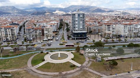 Karsiyaka Izmir 터키 March 20 2022 무인 항공기로 도시와 바다를 조감도로 볼 수있는 Yunuslar 동상