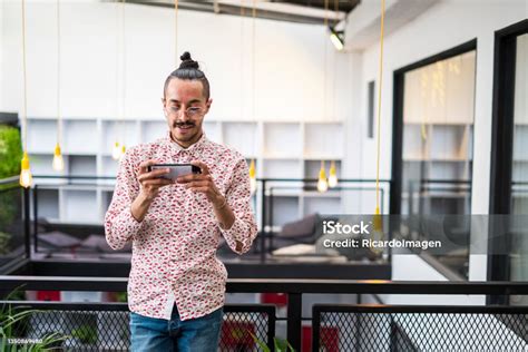 라틴 어 남자 Essa 에 사무실에서 그는 그의 휴대 전화를 사용 하 여 작동 30 34세에 대한 스톡 사진 및 기타 이미지 30 34세 Brand Name Smart