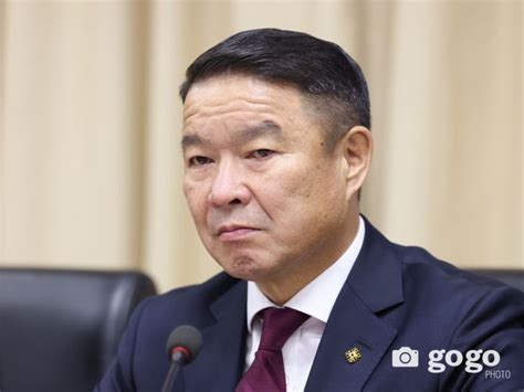 Д Батлут Чуулганы хуралдаандаа суухаар иртэл гишүүд алга