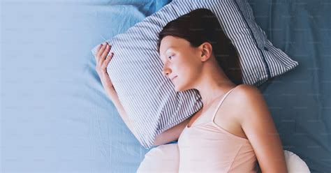 침대에서 배를 지지하는 베개로 휴식을 취하거나 자고 있는 아름다운 임산부 아기를 기다리는 젊은 엄마 임신 출산 건강 관리