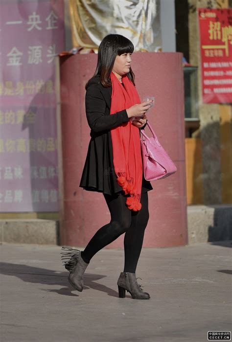 街拍玩手机的闪亮黑丝成熟美妇 中国娱乐资讯网cecetcn