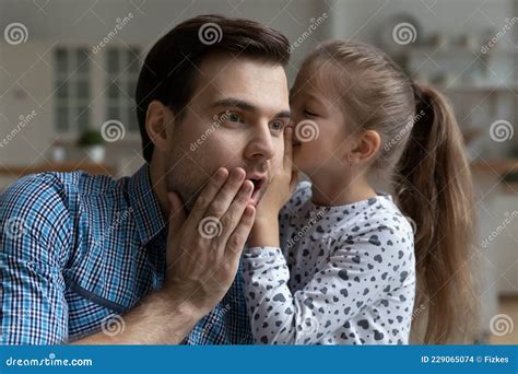 Linda Hija Que Dice Secreto A Un Emocionado Papá Sorprendido Foto De