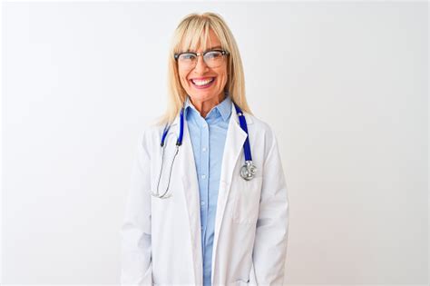Orta Yaş Doktor Kadın Yüzünde Mutlu Ve Serin Bir Gülümseme Ile Izole