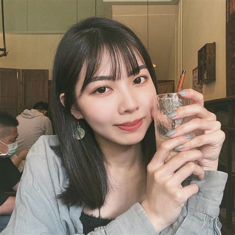 雪雪去呷賽 🪟🪟🪟 二次元美少女限定的姿勢⋯ ㆆᴗㆆ Instagram