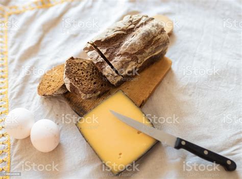 도마 위에 검은 빵이 놓여 있고 치즈와 달걀조각이 테이블 위에 놓여 있습니다 곡초류에 대한 스톡 사진 및 기타 이미지 곡초류
