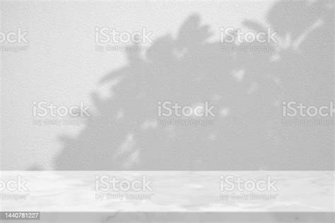 콘크리트 벽 질감 배경에 나무 그림자가 있는 흰색 대리석 테이블 제품 프레젠테이션 배경 디스플레이 및 모형에 적합합니다 0명에