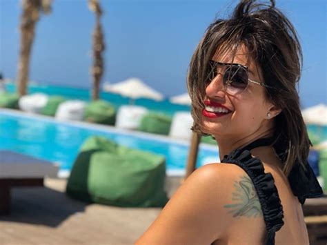منة فضالى تشارك متابعيها بصور جديدة على البحر عين