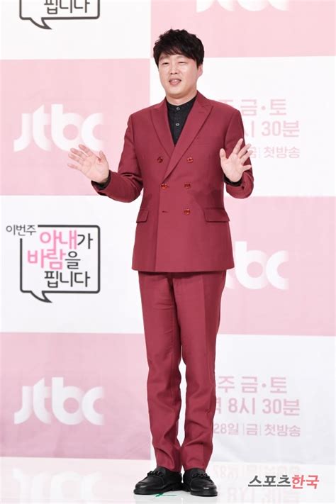 김희원 시선 제대로 끄는 붉은 수트