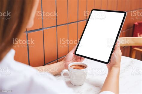 카페에서 빈 흰색 데스크톱 화면으로 디지털 태블릿을 들고있는 여성의 모형 이미지 35 39세에 대한 스톡 사진 및 기타 이미지