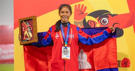 ពិធីបំពាក់មេដាយប្រាក់ជាផ្លូវការដល់កីឡាការិនីកម្ពុជា វ៉ិត ចន្ថា លើវិញ្ញាសារត់ចម្ងាយ ២០០ម៉ែត្រ