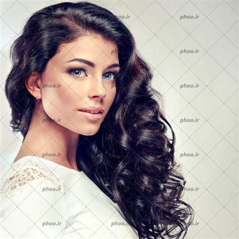 عکس مدل زن با موهای مشکی فر و چشمان آبی عکس با کیفیت و تصاویر استوک