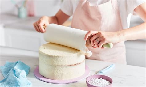 Icing A Cake Dr Oetker