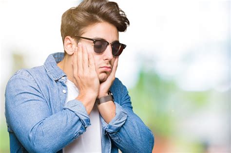 얼굴 우울증 및 슬픔 고립 된 배경 피곤된 손을 통해 선글라스를 착용 하는 젊은 잘생긴 남자 화가 문제에 대 한 자극 가리기에