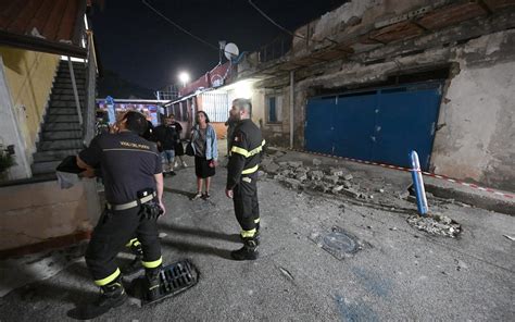 Terremoto Campi Flegrei Sentito Anche A Napoli Caduta Calcinacci E
