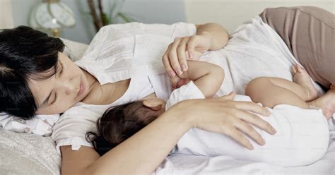 아기를 안고 침대에 누워 있는 여자 사진 Unsplash의 일본 여성 이미지