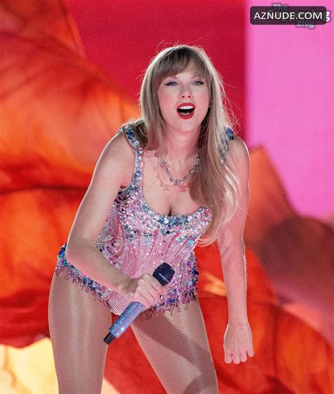 Taylor Swift Sexy Shows Off Her Attractive Legs During Her Performance At Allegiant Stadium In