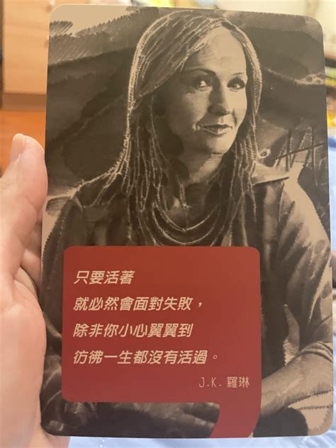 我有一副牌卡叫光的收藏家裡面竟然有這張 我在思考該如何理解這個人和這句話畢竟牌卡也是我用錢買的要不要丟掉這張真的好糾結 以下