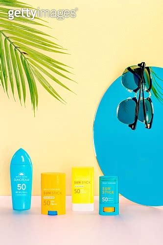 아크릴 백그라운드 여름 화장품 몸단장제품 선크림 화장품 로션 자외선 자외선차단 스킨케어 선글라스 안경류 거울 잎 야자잎 이미지