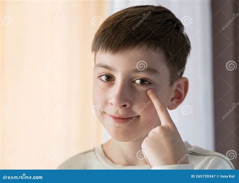 Buen Chico Adolescente Que Muestra Su Ojo En Fondo Blanco Imagen De