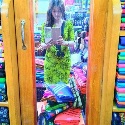 မြန်မာဆ Snow Queen မြန်မာ့ချည်ထည် လက်လီလက်ကား ဖြန့်ချိရေး Facebook