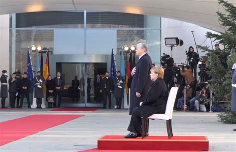 ანგელა მერკელი ეროვნული ჰიმნის მოსმენისას ფეხზე არ დგება ვიდეო კვირა