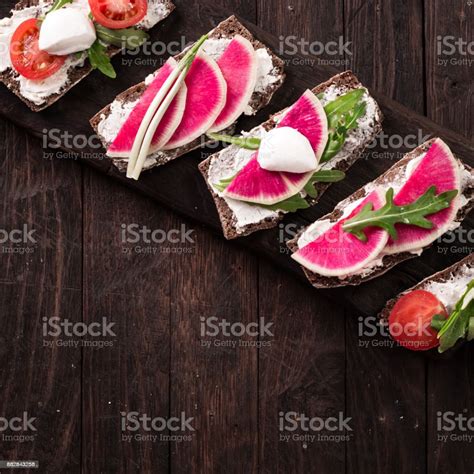 크림 치즈와 신선한 오이 무 토마토 Arugula 모 짜 렐 라와 샌드위치 Crispbread와 신선한 건강 한 전채 간식입니다 건강한 생활방식에 대한 스톡 사진 및 기타