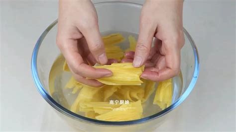 清水泡腐竹，时间长还夹生？大厨：教你一招，10分钟泡发，没硬芯
