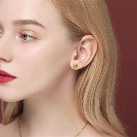 미니 하트 귀걸이는 미니멀한 디자인으로 데일리하게 착용하기 좋은 수앤진골드 24k 순금 주얼리