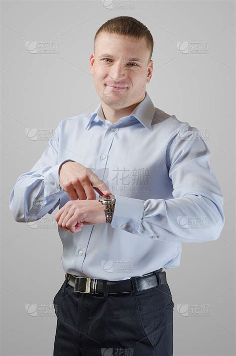 带着手表的年轻商人