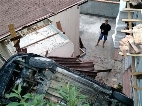 G1 Carro Cai Em Ribanceira E Atinge Telhado De Duas Casas Em Blumenau