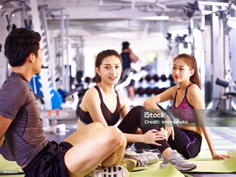 젊은 아시아 남자와 체육관에서 운동을 하는 동안 휴식을 취하는 여자 체육관에 대한 스톡 사진 및 기타 이미지 체육관 헬스