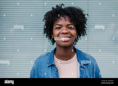 Femme Devant La Fenetre Banque De Photographies Et Dimages à Haute
