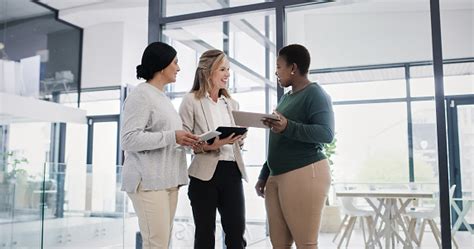 여성 태블릿 및 프로젝트 계획 다양성 및 사무실 코칭 또는 멘토 웹 디자인을 위한 회사 작업 공간 및 기술 또는 창의적인