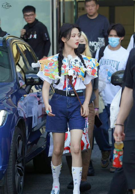 龚俊黄景瑜身穿赛车服帅酷 杨超越卡通披肩超级甜 搜狐大视野 搜狐新闻