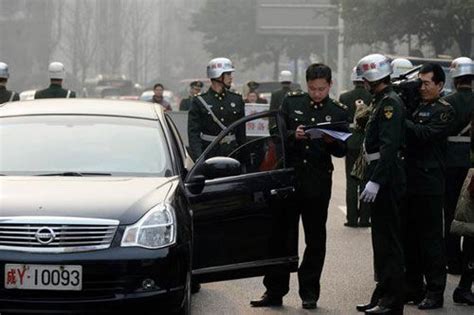 军车牌真假难辨引起热议 地方和部队难协同处理 军车 违章 监管 新浪新闻