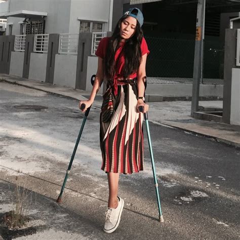 Pin Van Cait Ruth Lawrence Op Crutches Fashion In