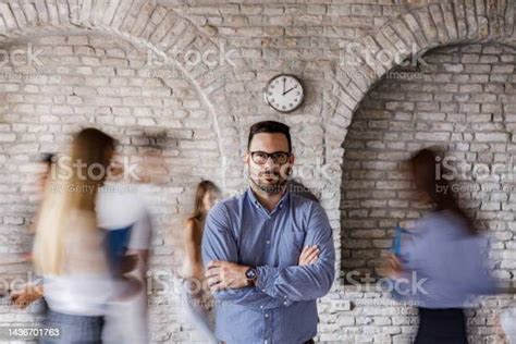 사무실에서 자신감 있는 사업가와 동료들과 함께 흐릿한 움직임을 보였다 사람들에 대한 스톡 사진 및 기타 이미지 사람들 모션