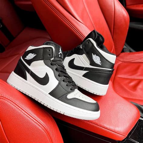 Джордани Жіночі Чорно-білі Кросівки Високі Air Jordan Retro 1 Black ...