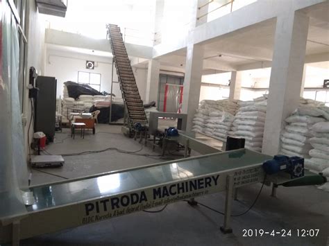 Brick Loading Conveyor Pitroda Machinery