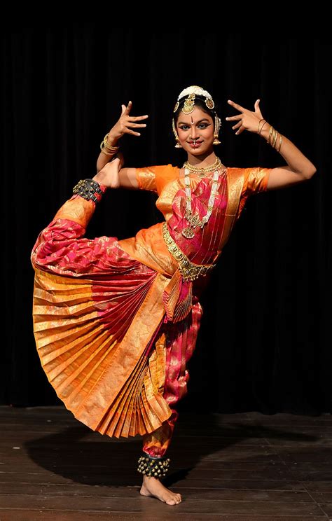 Danseuse De Bharata Natyam Danse Classique Indienne Très Ancienne Mélange De Danse Et Dart