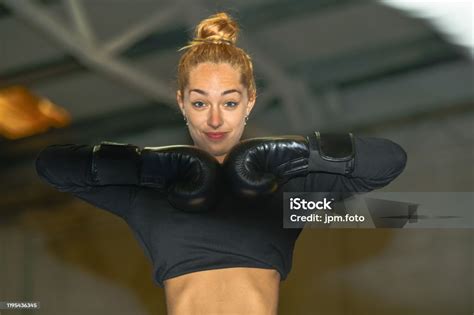 권투 장갑을 끼고 카메라를 향해 자신있게 웃으면서 주먹을 맞추는 여성 강사에 대한 스톡 사진 및 기타 이미지 강사 건강한 생활방식 권투 글러브 Istock
