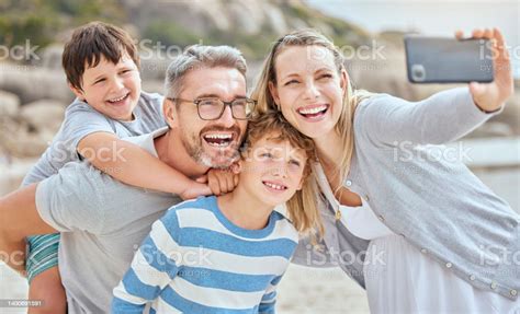 행복한 백인 부모와 아이들이 해변에서 함께 재미있는 가족 여름 휴가를 즐기면서 셀카를 찍습니다 사랑하는 부모님이 특별한 어린
