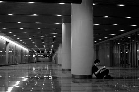 무료 이미지 빛 검정색과 흰색 건축물 구조 사람들 화이트 거리 밤 터널 독서 저녁 어둠 니콘 검은 단색화 조명 대중 교통 인테리어 디자인