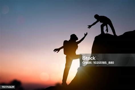 도움말 및 개선 개념 실루엣 사람들을 돕는 다른 등산객을 등반 바위와 산 등산에 대한 스톡 사진 및 기타 이미지 등산 개념